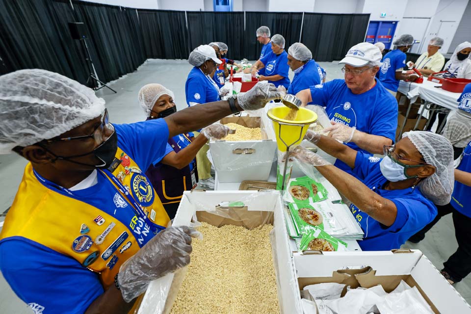 Volunteering Looks Good on You - Lion Magazine